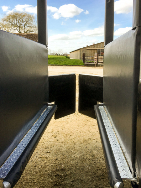 FEATURES - Starting Gates - Starting Stalls - Racing Barriers - Race start