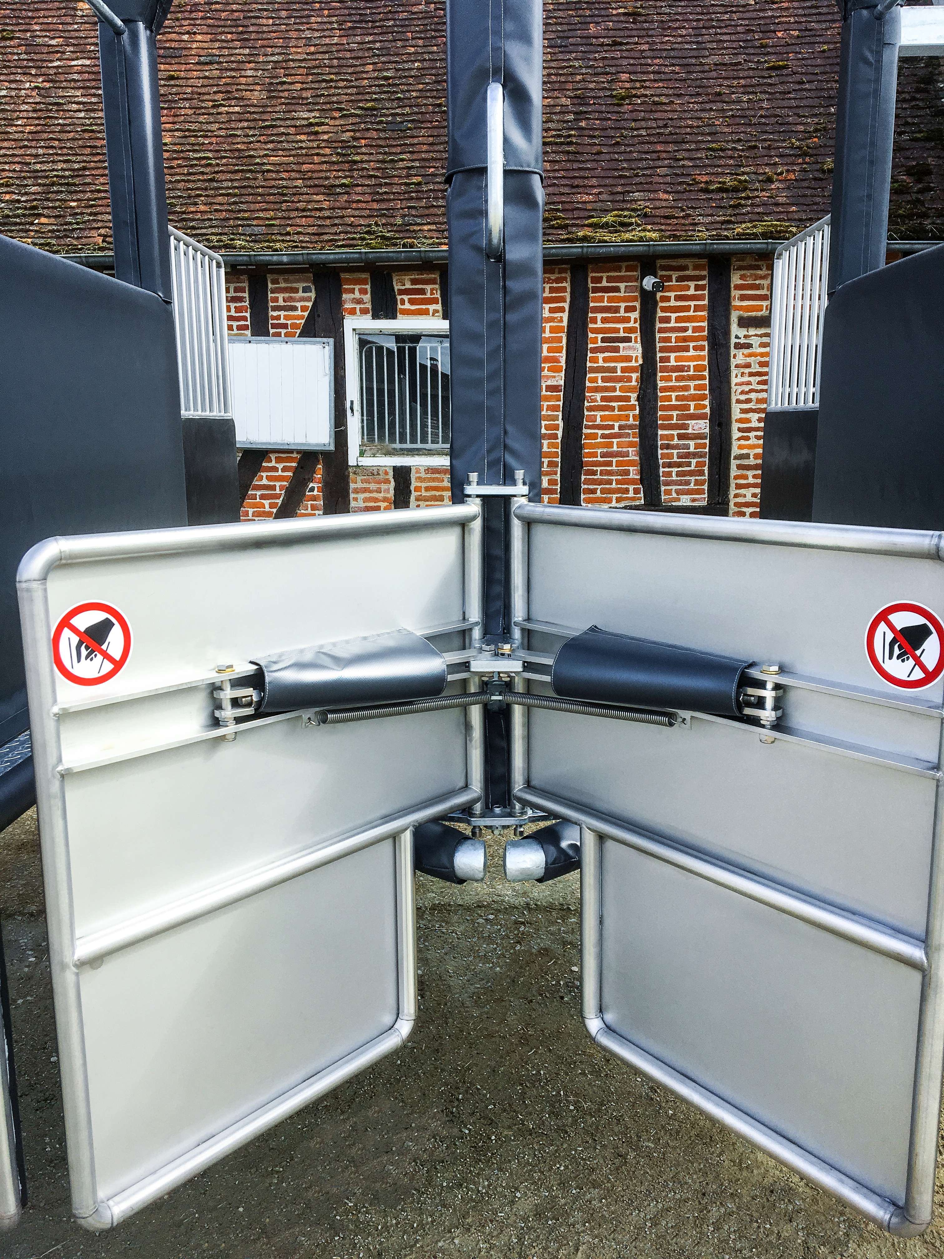 FEATURES - Starting Gates - Starting Stalls - Racing Barriers - Race start