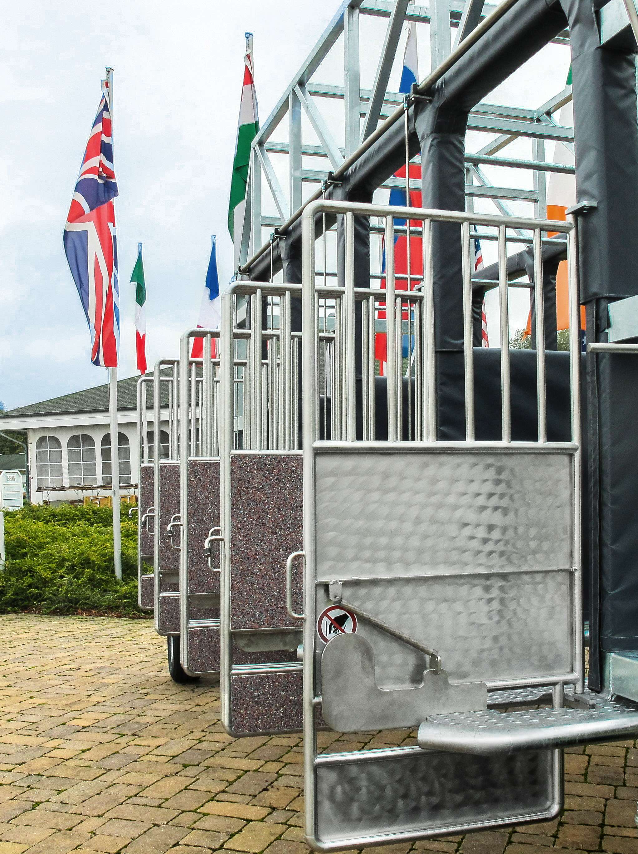 Gallery - Starting Gates - Starting Stalls - Racing Barriers - Race start